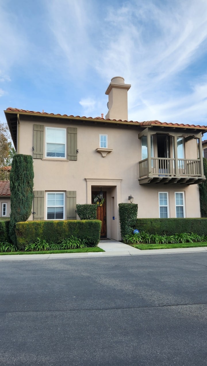 1 Br Designer House +Tv Rm, 1.5b, Gated Community - Santa Clarita