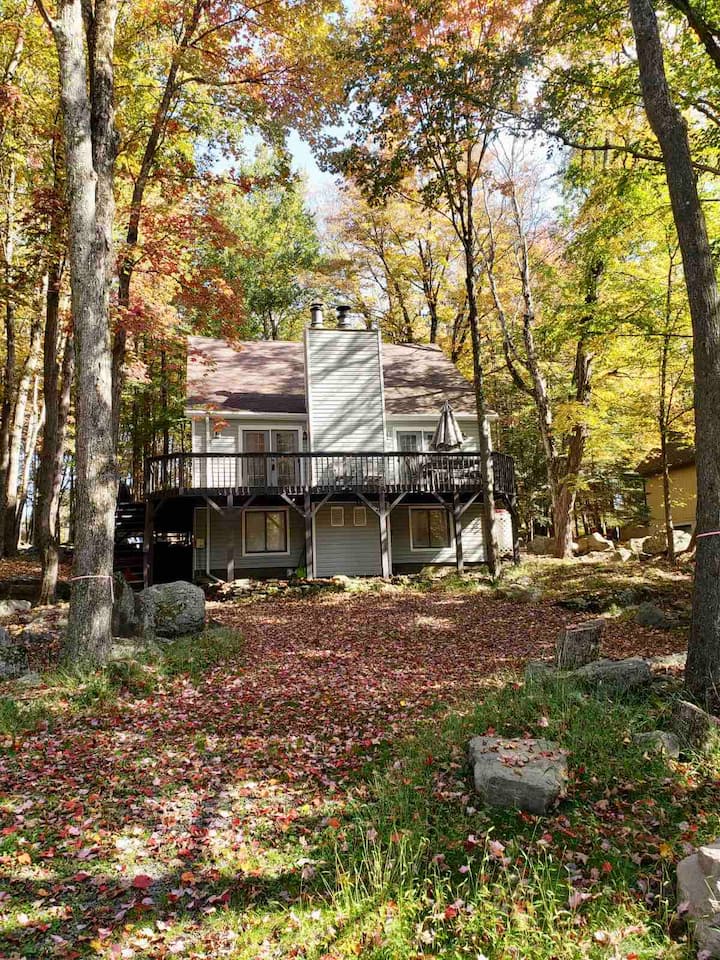 Poconos Mountain Escape | Perfect Fall Retreat - Lake Ariel, PA