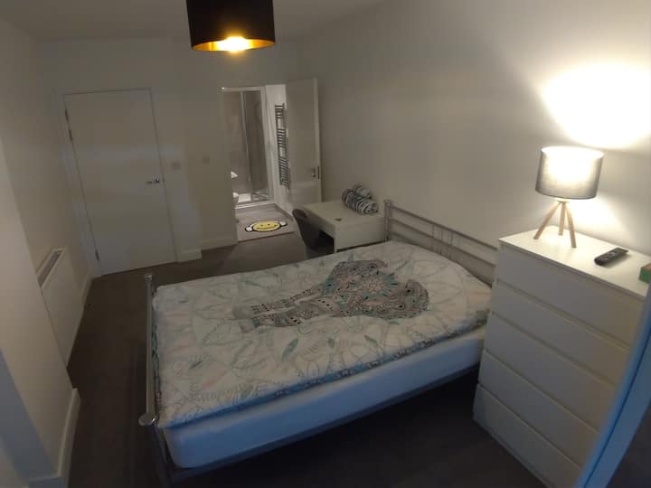 Relax In A Luxurious, Brand-new Apartment - London