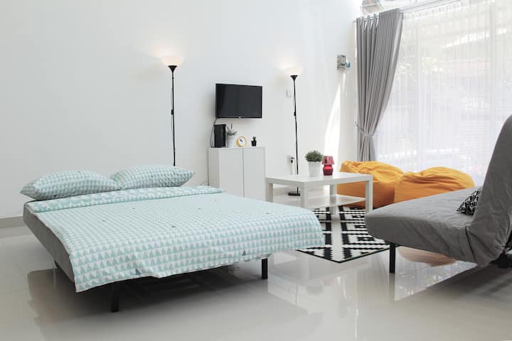 Yellow House Villa Dago Riverside View! 10pax - 반둥