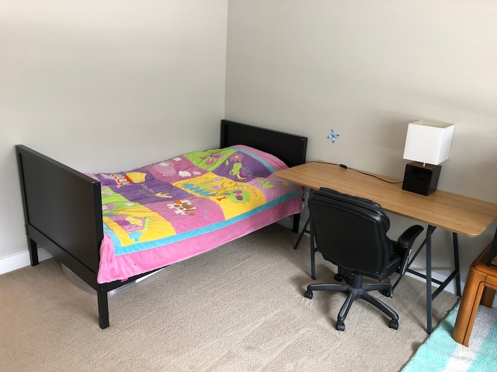 <Mountain View> Master Bedroom /W Private Bathroom - ラングフォード