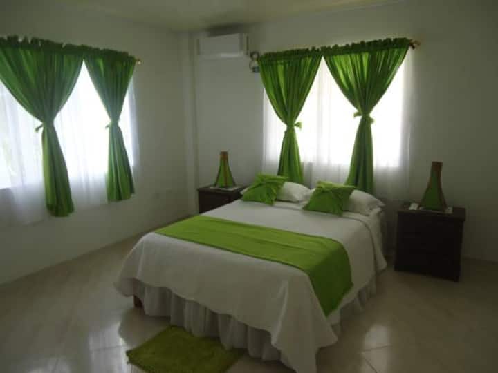 Sunshine Paradise Lodge. - Providencia