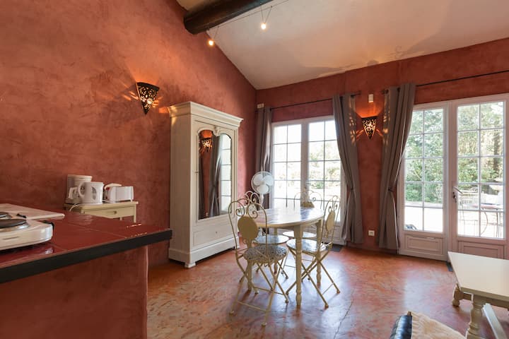 Gite Calin à St Rémy - 2/4 Pers -Piscine Chauffée- - Les Baux-de-Provence