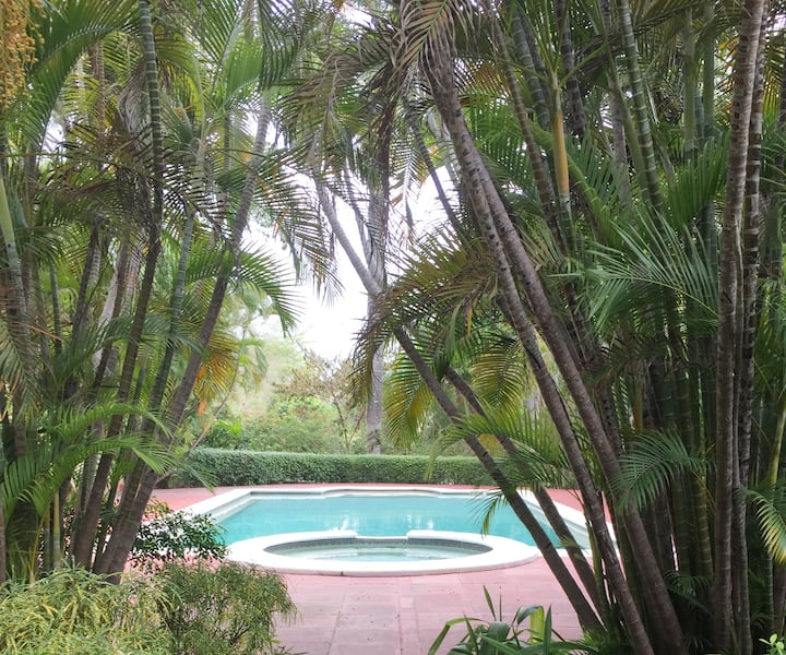 Beautiful 3bed/3bath, 1 Mile To Beach With Pool - Jamaica