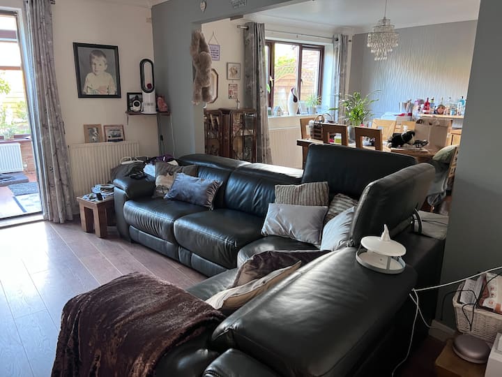 King Sized Bedroom In Family Home. Free Parking - Selby