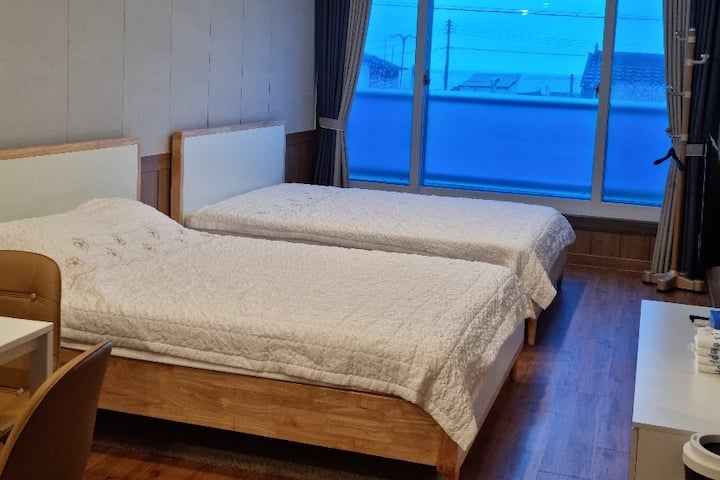 (5)203호 트윈베드스위트룸_편안하게 가족과 함께할 수 있는 관광지 가까운 숙소(침대2) - Sokcho-si