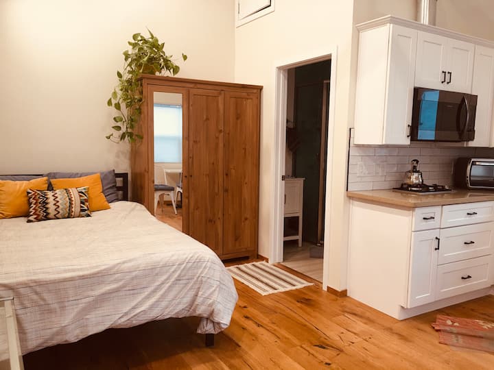 Bright & Airy Guesthouse - Hollywood, CA