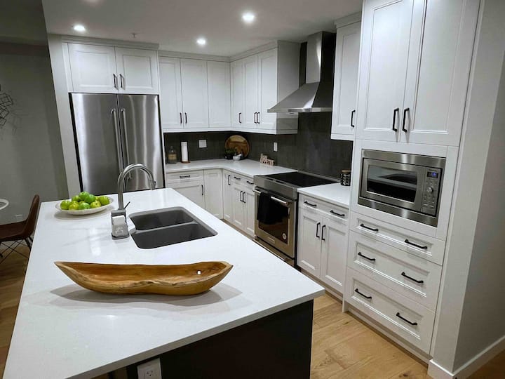 Spring Creek Luxury 1br, Downtown, Hot Tub, Patio - Alberta