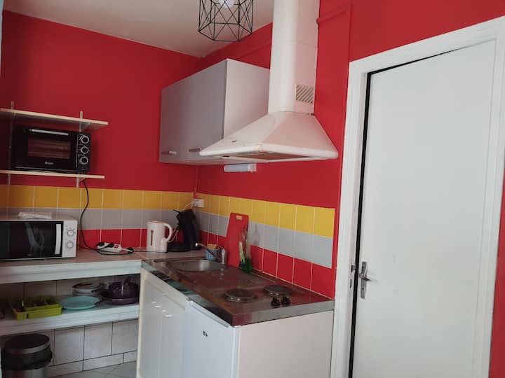 Auxerre, Appart + Cour Au Centre Ville,bien Placé - Auxerre