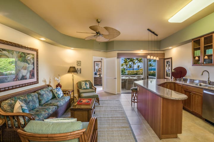 Kahaluʻu Beach Condo W/ Ocean Views & Snorkeling - Captain Cook, HI