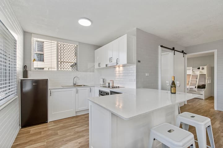 Sea-hi 2 Bedroom Beachside Apartment - Queensland