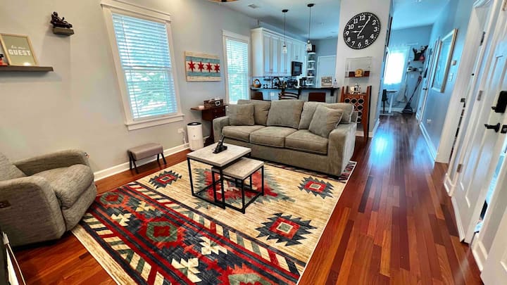 Cozy Chicago Apartment Next To The River - Chicago, IL