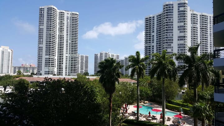 The Best Location In Aventura! - Aventura, FL