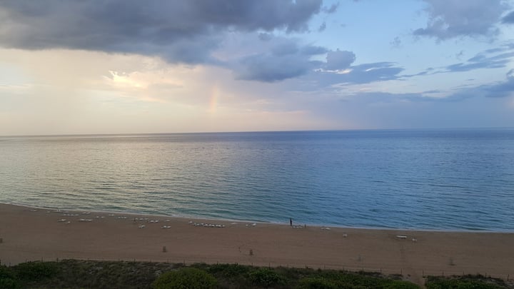 Ocean Views On The Beach - 2/2.5 & Free Parking! - Miami Beach, FL