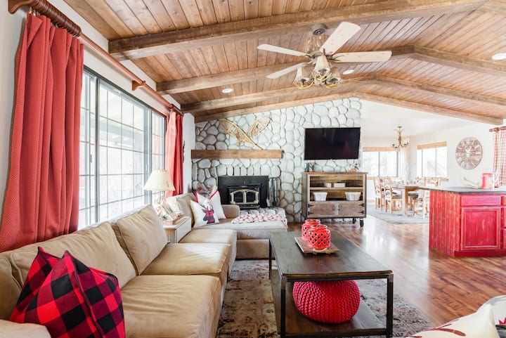 Cozy Farmhouse Cabin Close To Resorts - Big Bear Lake, CA