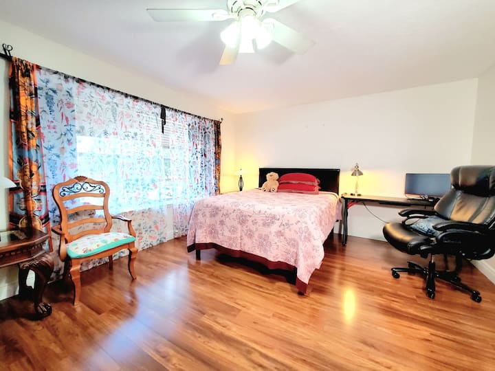 Comfortable Separate Bedroom - Oviedo, FL