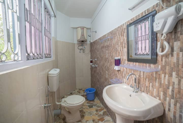 Mixed Dorm With Mountain View At Tag Along Hostel - Gangtok