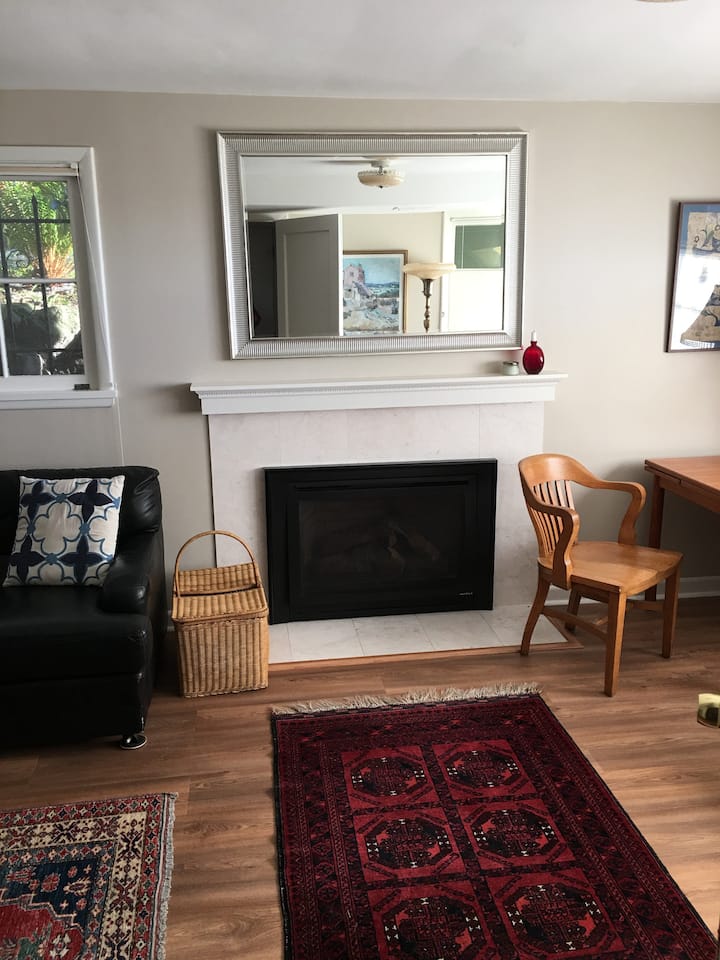 Garden Apartment With Partial View Of Lake - Seattle, WA