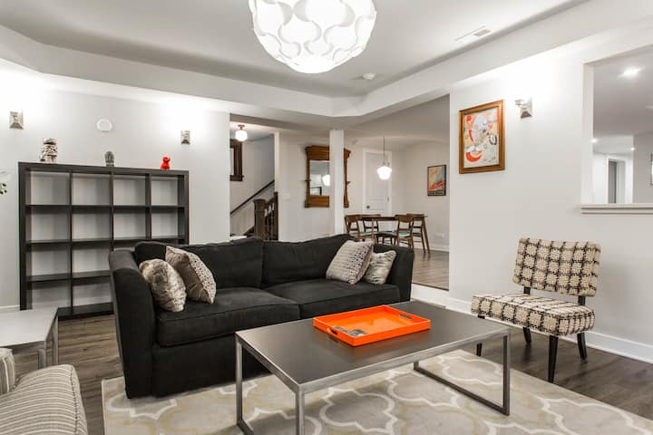 Modern Guest Suite - North Side + Free Parking - Chicago, IL