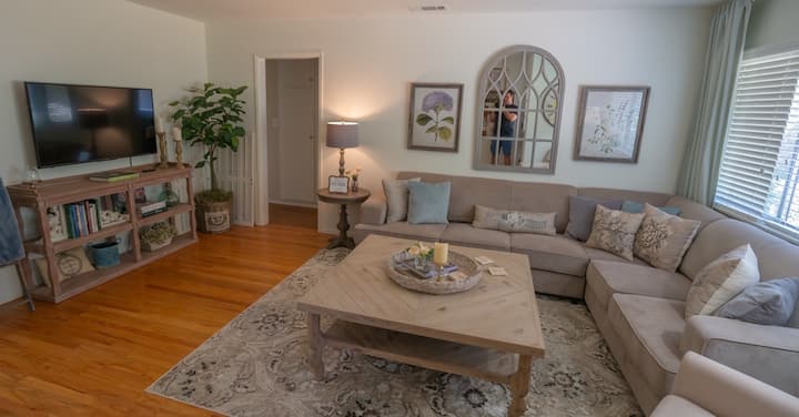 Southern California Cozy Lavender Cottage - Sierra Madre, CA