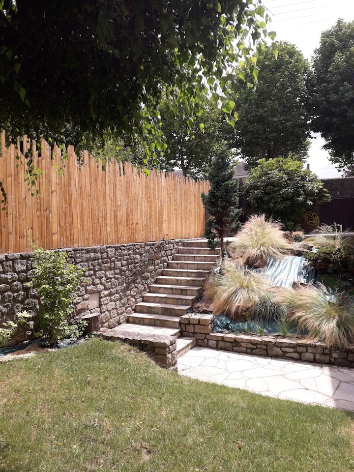 Centre Dinan Gîte Insolite Avec Terrasse Et Jardin - Dinan