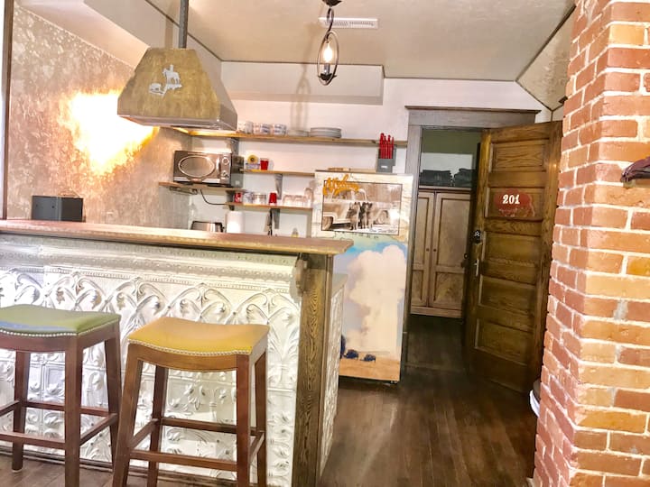 201 Park Hotel Yellowstone- King, Sofa-bath - Gardiner, MT
