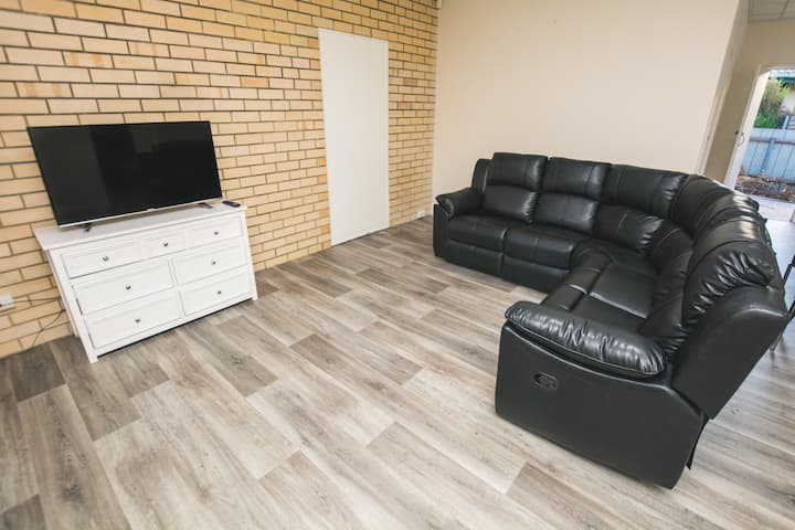 Plympton Very Basic Old 2 Bedroom Apartment - Glenelg