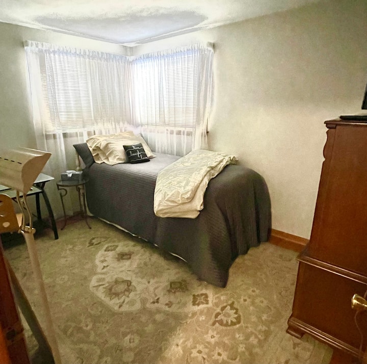 Peaceful Room #1, Shared Home W/ Screened-in Porch - Wisconsin