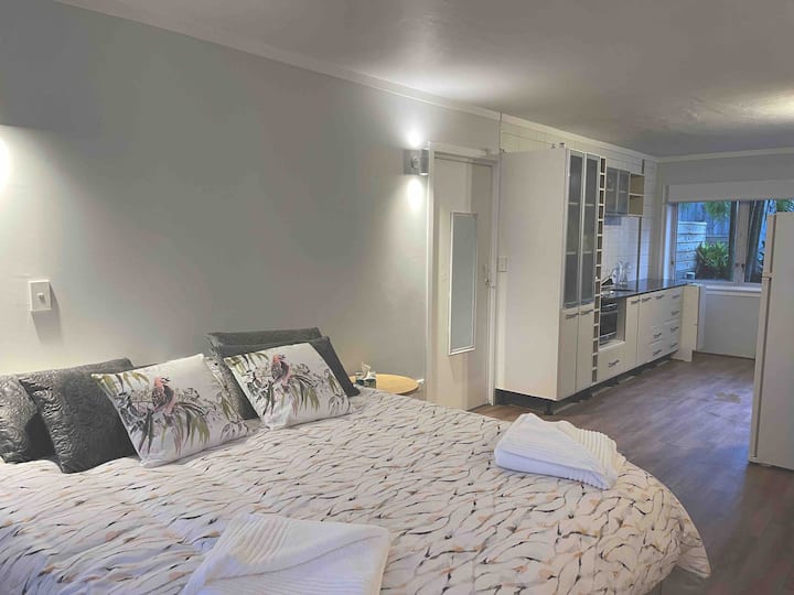 Cosy Studio *King Bed, Kitchen, Aircon - Auckland