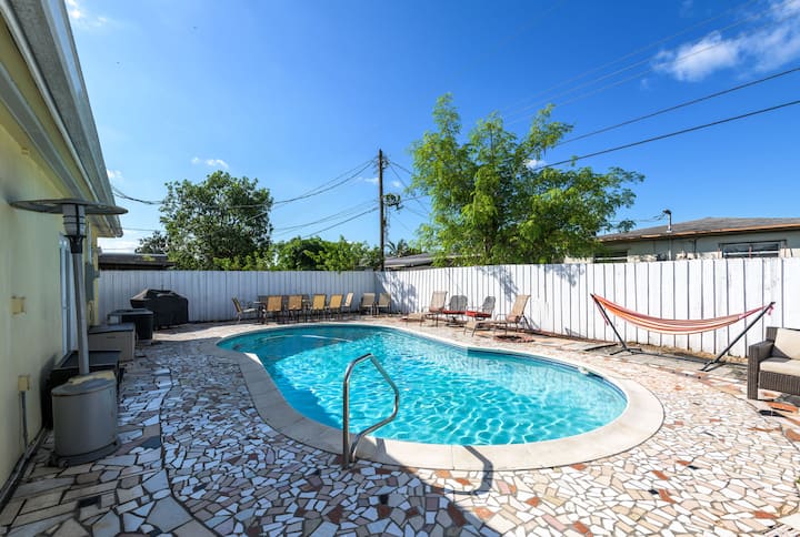 Large Pool Villa 5br/3 Bth Sleeps 16+/beach/bbq - Pembroke Pines, FL