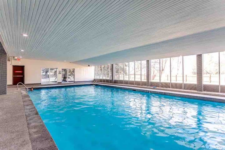 180° Penthouse, Pool, Metro, Near Univ & Hospitals - Calgary