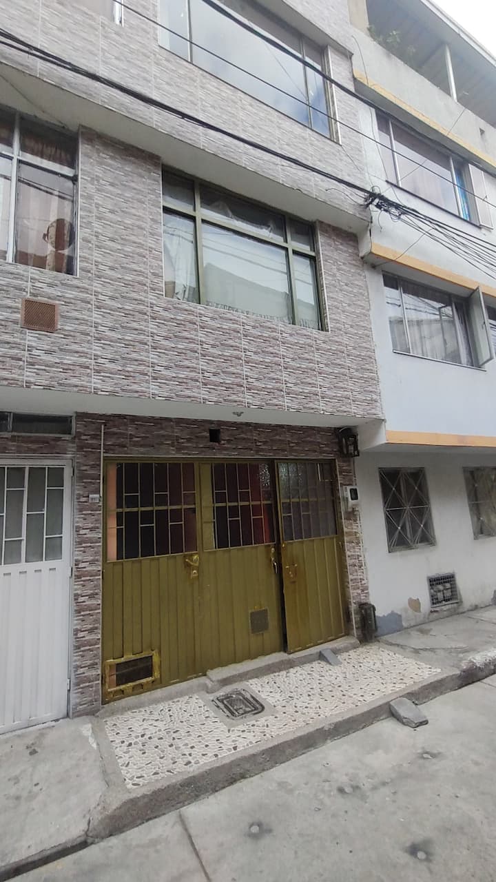 Economico. Primer Piso, 700mb, Indep, Salacomedor. - Bogotá