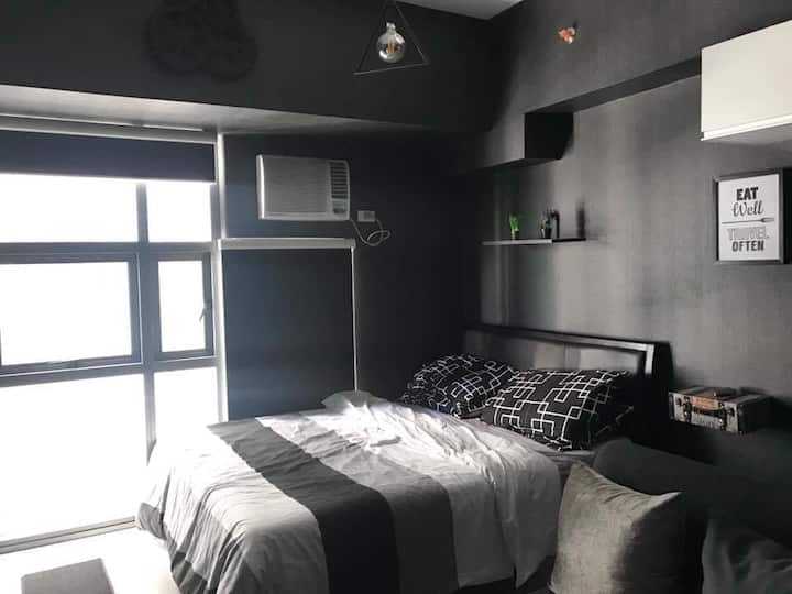 Bachelor’s Pad. Dark Interior For A Relaxing Stay! - Taguig