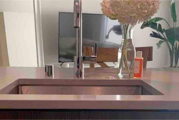 Spacious 2bd Home With Views, Lofty And Luxe - Seattle, WA