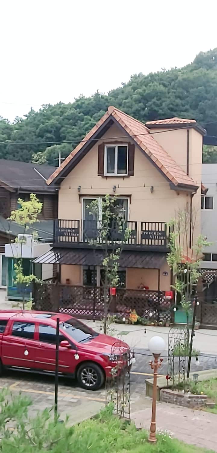 Moon하우스1,2,3전층광릉수목원고모리카페촌 프로방스  대가족 독채 테라스바베큐가능한펜션 - 의정부시