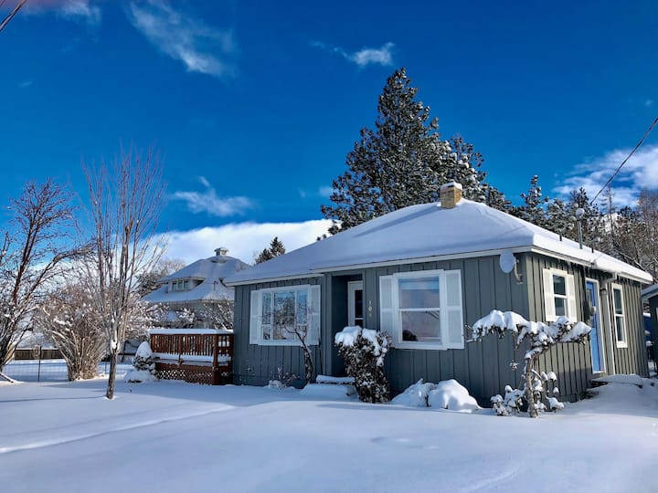 Adorable Mountain View Cottage W/ Huge Fenced Yard - Joseph, OR