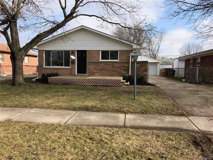 Basement Studio: Ur Own 1/2bath+kitchen+livingroom - Westland, MI