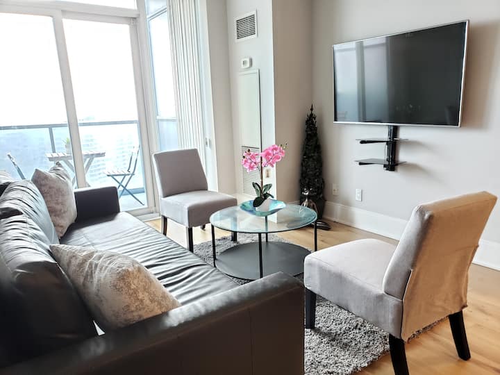 Stunning Condo With Lake-view (Accommodates 5) - Mississauga