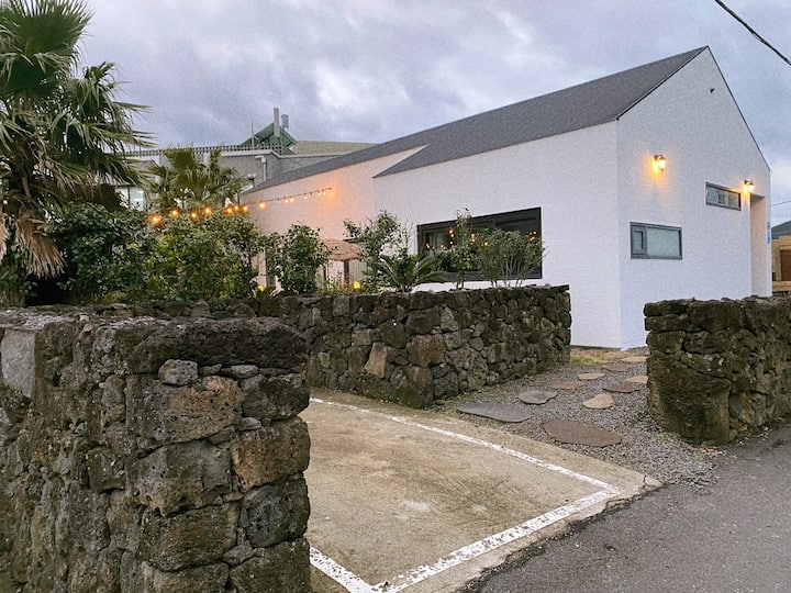 애월 곽지해변 도보권 한담해변 근처  깨끗한 독채숙소 '애월엔담'  방2 욕실2 (Y동) - Jeju