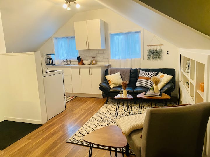 Cozy Comox Character Suite - Courtenay, BC, Canada