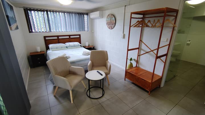 Self-contained 1-bedroom With Bathroom & Pool - Cairns