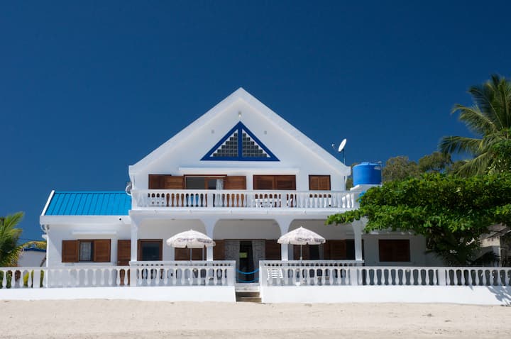 Large Beach Villa — Les Pieds Dans L'eau! - Madagascar