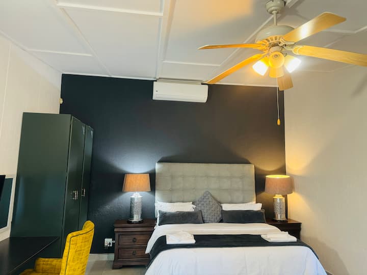 Busa House's Superior King Room - White River