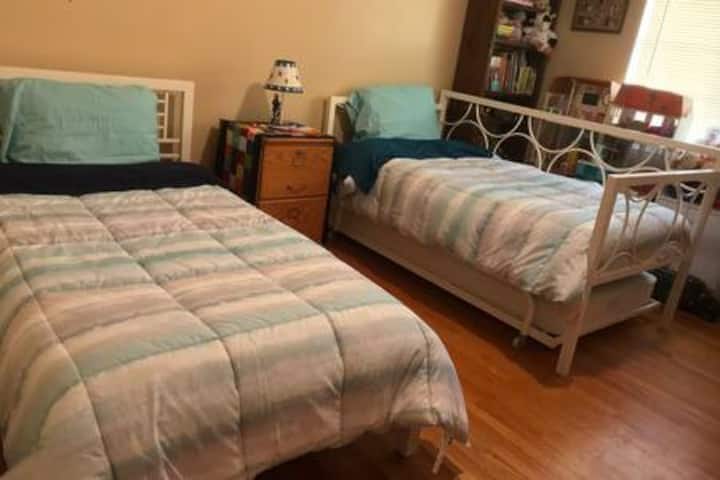 Private Bedroom W/2 Twin Beds - Upland, CA