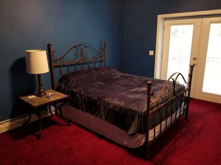 Roomy Overnight Saratoga Springs Apartment - Saratoga Springs, NY