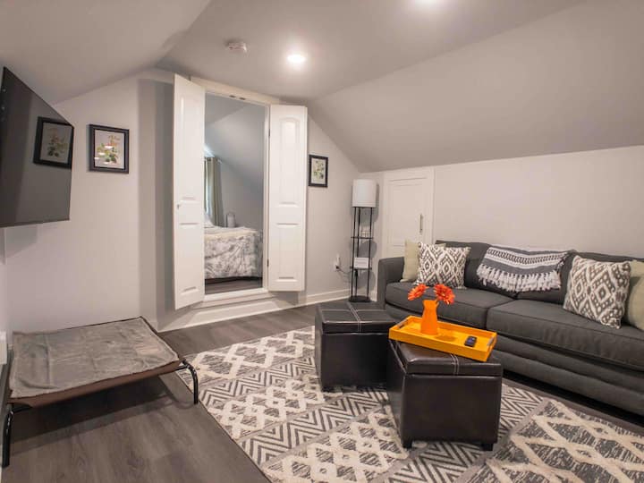 Victorian Gem, Unit B - Solar Powered Hide Away - Little Rock, AR