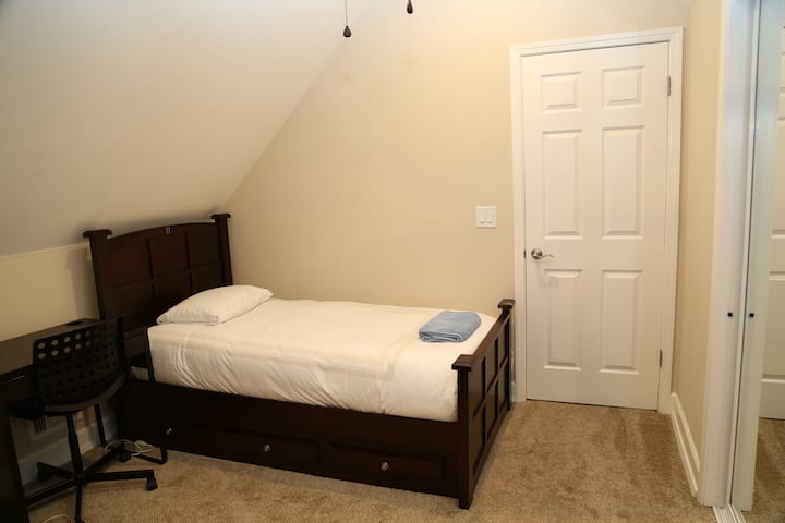 Engineer's Paradise 11 (Mixed Gender Shared Room) - Santa Clara, CA