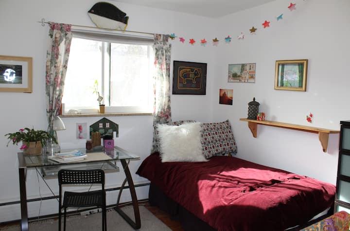 Sunny Central Boulder Adventurer's Room For One - Boulder, CO
