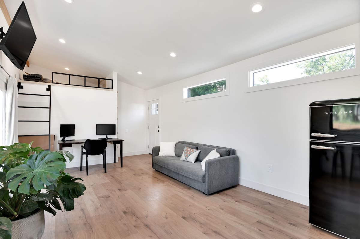 Studio mit Loft! Zu Fuß nach Tennyson! - Airbnb