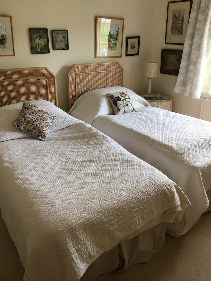 Two Twin Bedded Bedrooms - South Downs